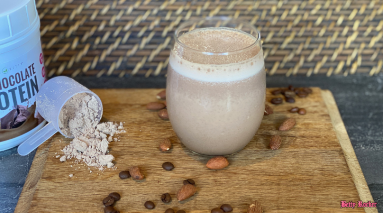 Iced Almond Mocha Smoothie - The Betty Rocker